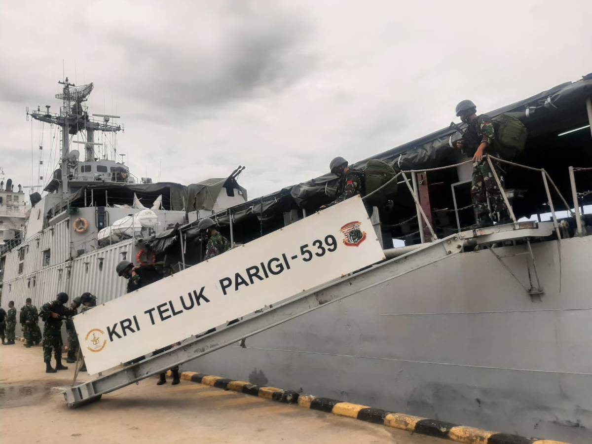KRI Teluk Parigi 539 Tiba Di Dermaga Timika Debarkasi Yonif 715 Dengan ...