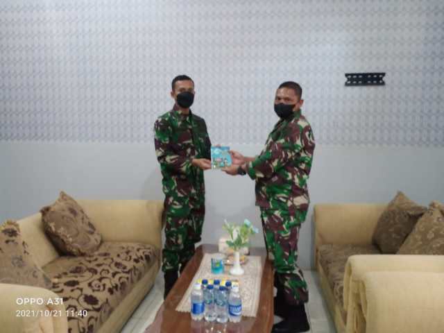 Pangkolinlamil Menerima Buku Karangan Dari Pangdivif 3 Kostrad