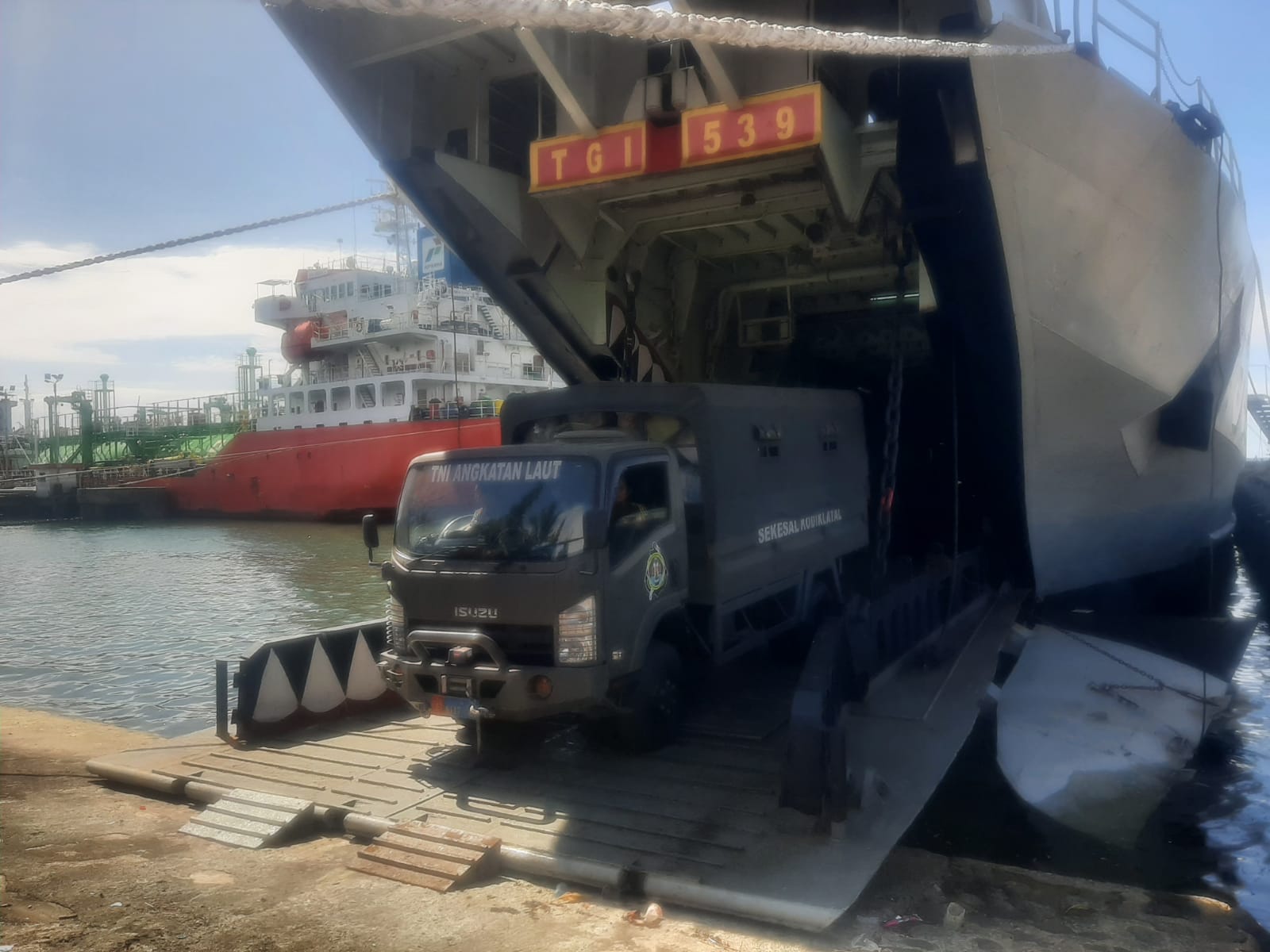 KRI Teluk Parigi-539 Dukung Sermat Satdik TNI AL