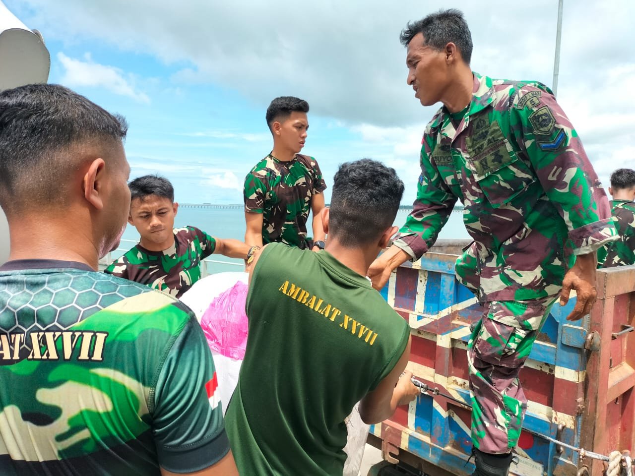 KRI Teluk Lampung-540 Jemput Prajurit Marinir Satgas Pengamanan Ambalat ...