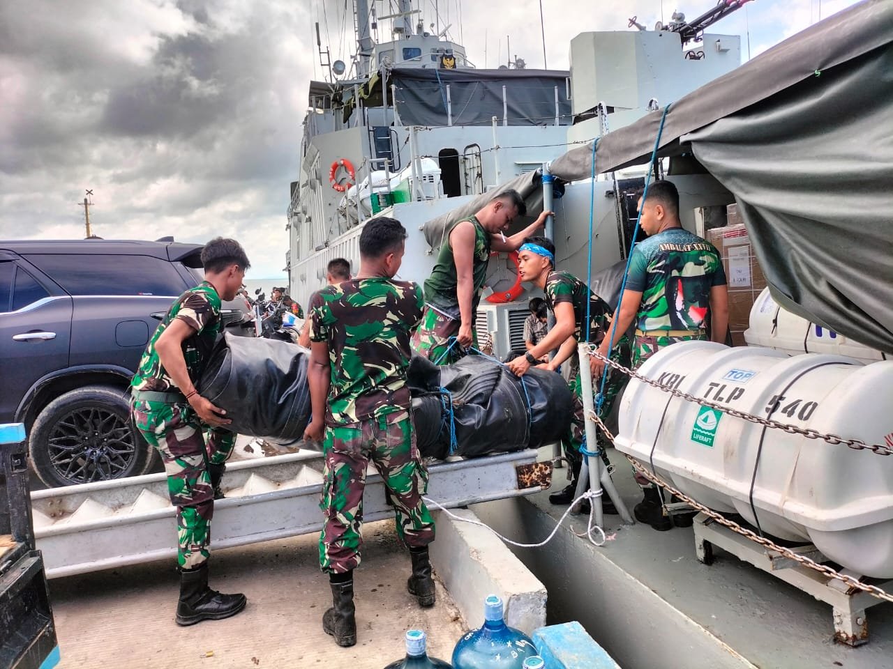 KRI Teluk Lampung-540 Jemput Prajurit Marinir Satgas Pengamanan Ambalat ...