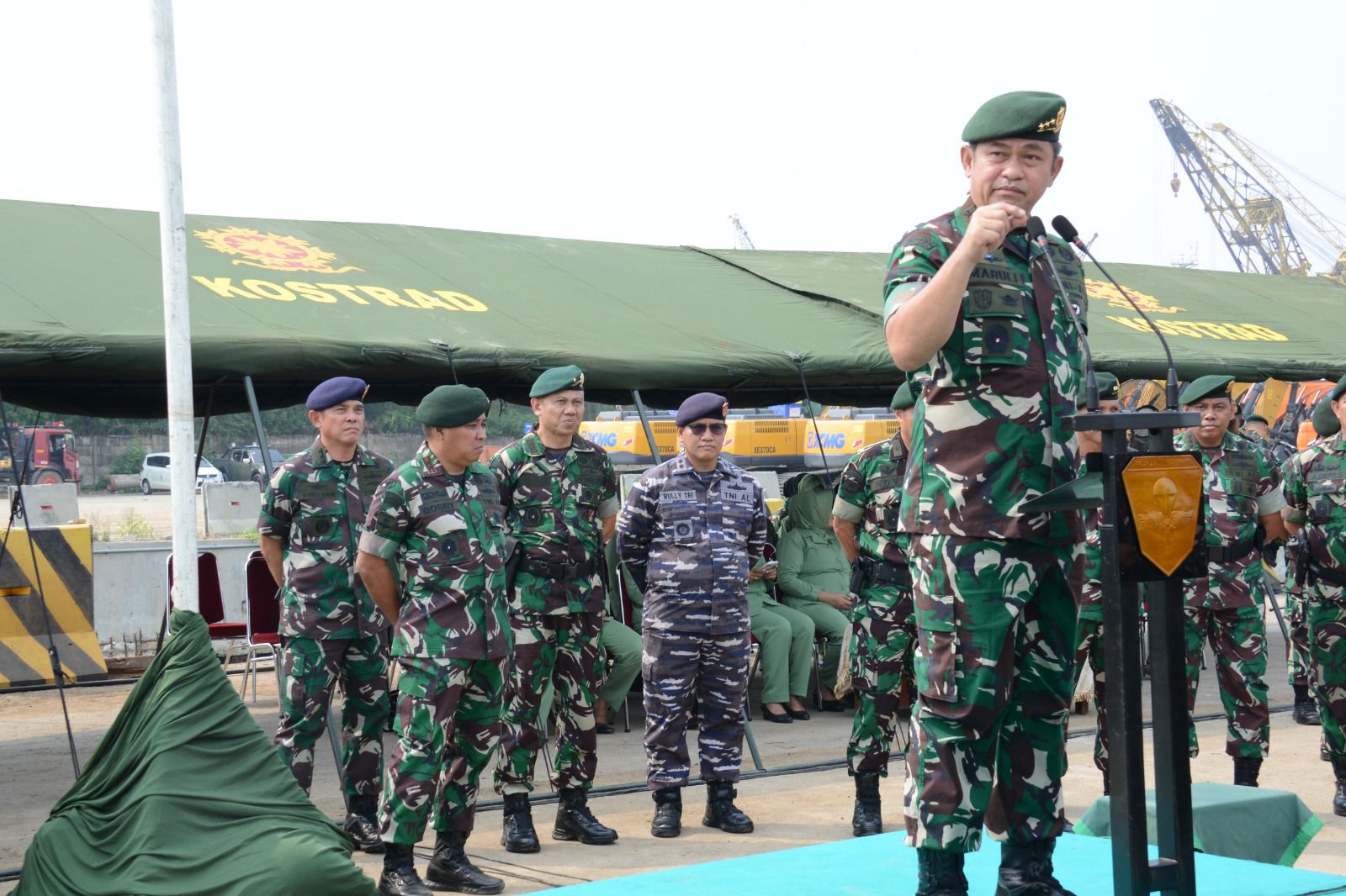 KRI Teluk Lampung-540 Angkut Pasukan Yonarmed Kostrad Ke Daerah Operasi