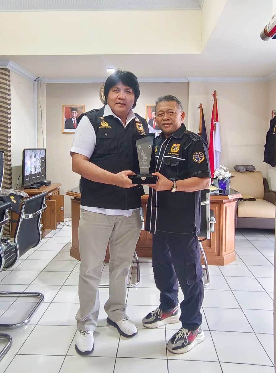 Kepala KSOP Kelas II Teluk Bayur Berikan Penghargaan Kepada Media ...