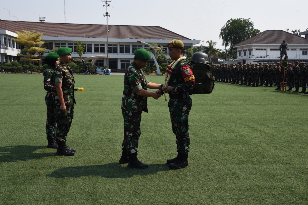 Zero Accident, KRI Teluk Parigi-539 Debarkasi Satgas Purna Tugas Pamtas ...