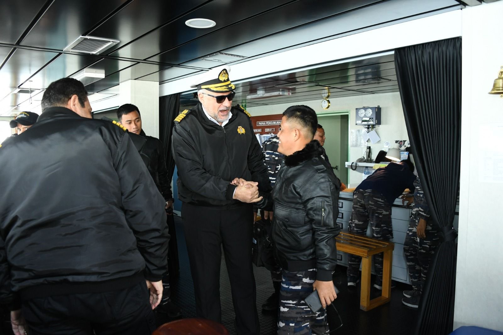 Melintasi Terusan Suez, KRI dr. Radjiman Wedyodiningrat-992 Siap ...