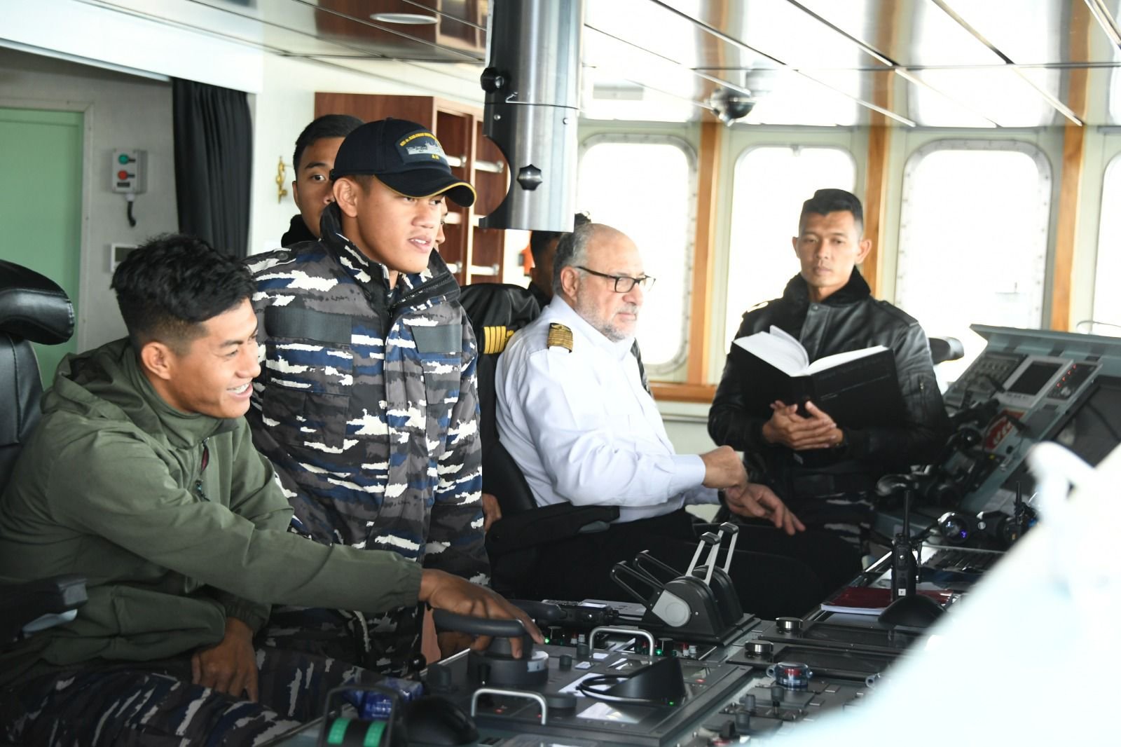 Melintasi Terusan Suez, KRI dr. Radjiman Wedyodiningrat-992 Siap ...