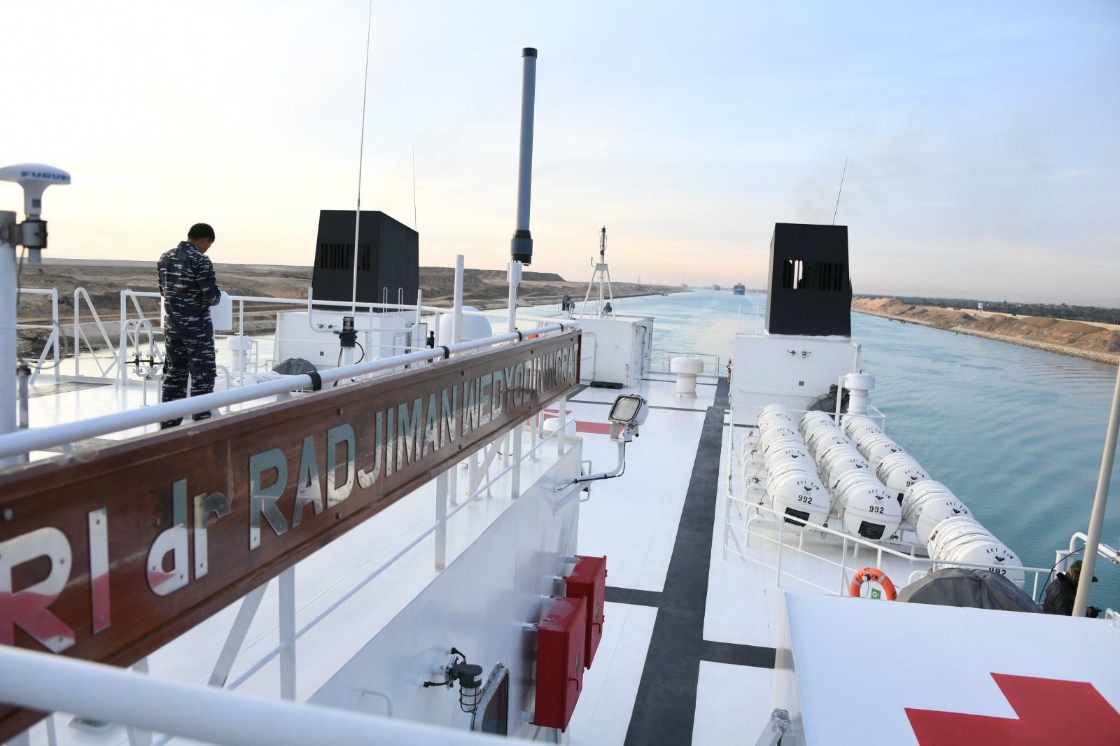 Melintasi Terusan Suez, KRI dr. Radjiman Wedyodiningrat-992 Siap ...