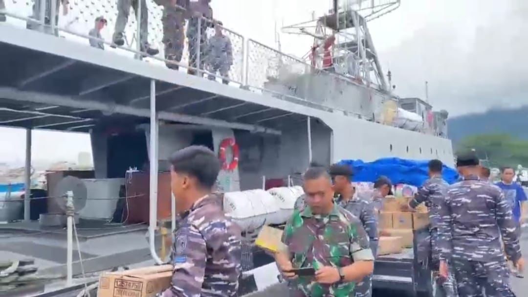 Gerak Cepat TNI AL Evakusi Korban Erupsi Susulan Gunung Ruang Dengan ...